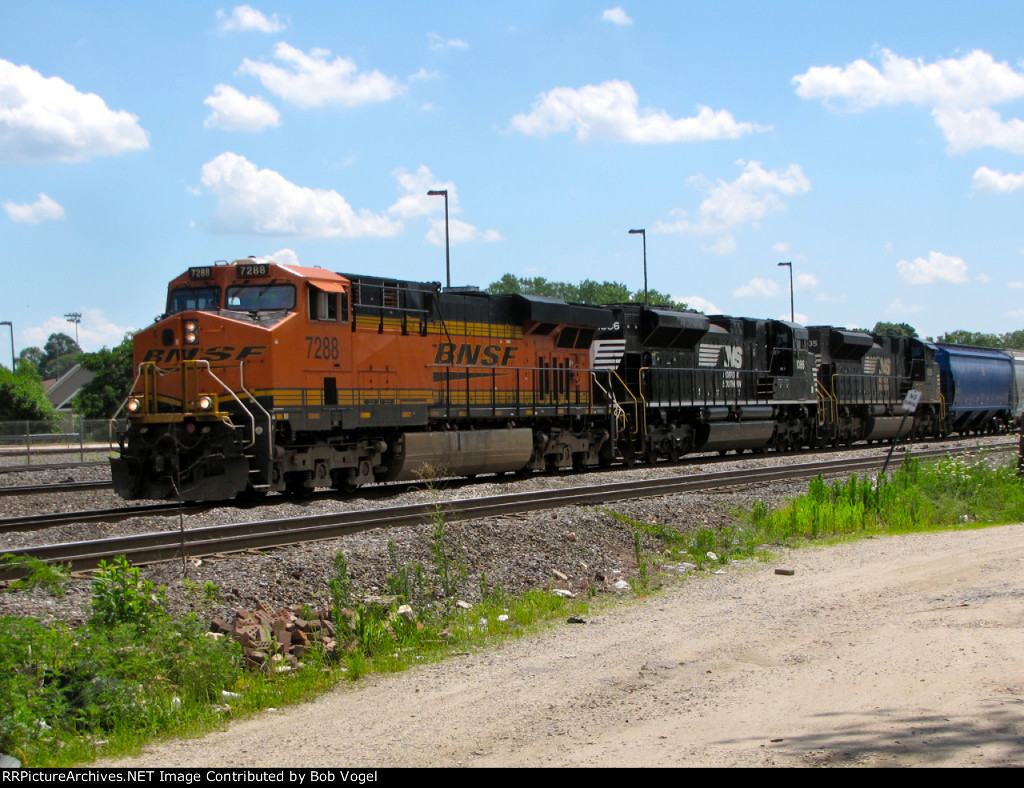 BNSF 7288; NS 1086 and 1035